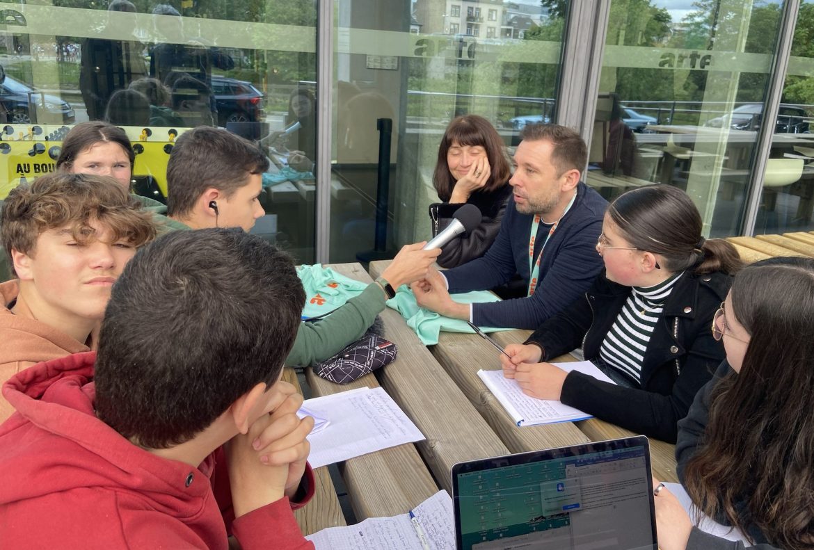 Damien Waner et Méline Freda, journalistes à Arte au micro de Péron FM ...