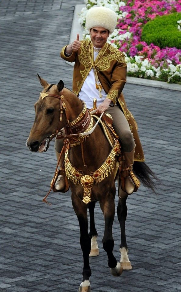 Au Turkménistan, le dictateur s’offre une statue en or de son chien
